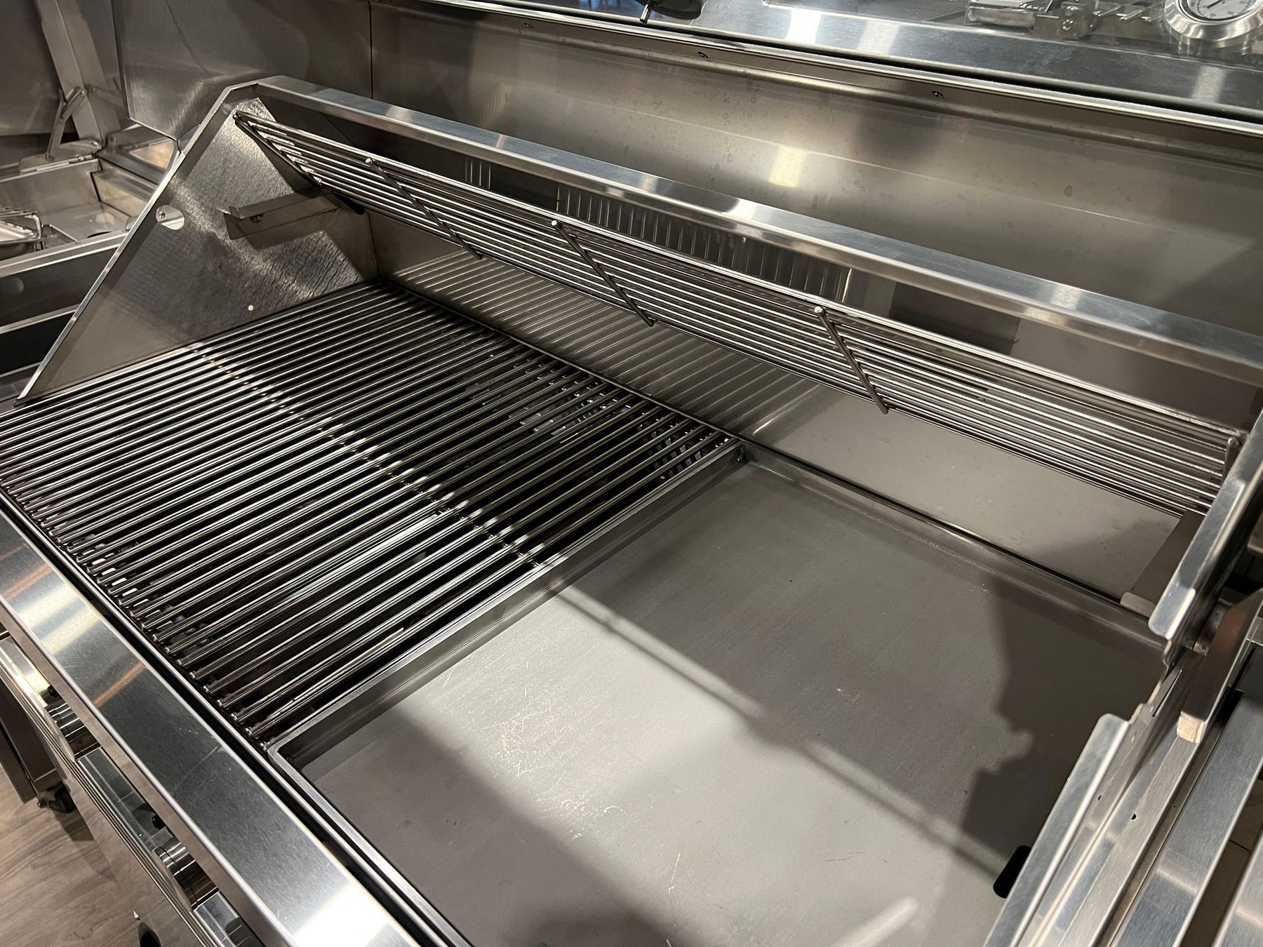 Tucker R Class V10 BBQ Built In